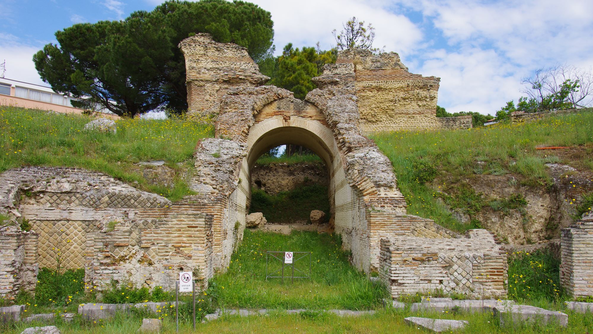 Amphitheatres of the Roman World - Archaeology Travel
